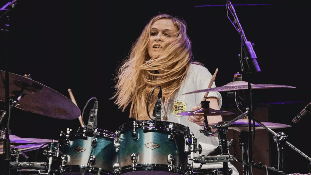 Nova baterista do Rush quebra o silêncio sobre assumir o lugar de Neil ...