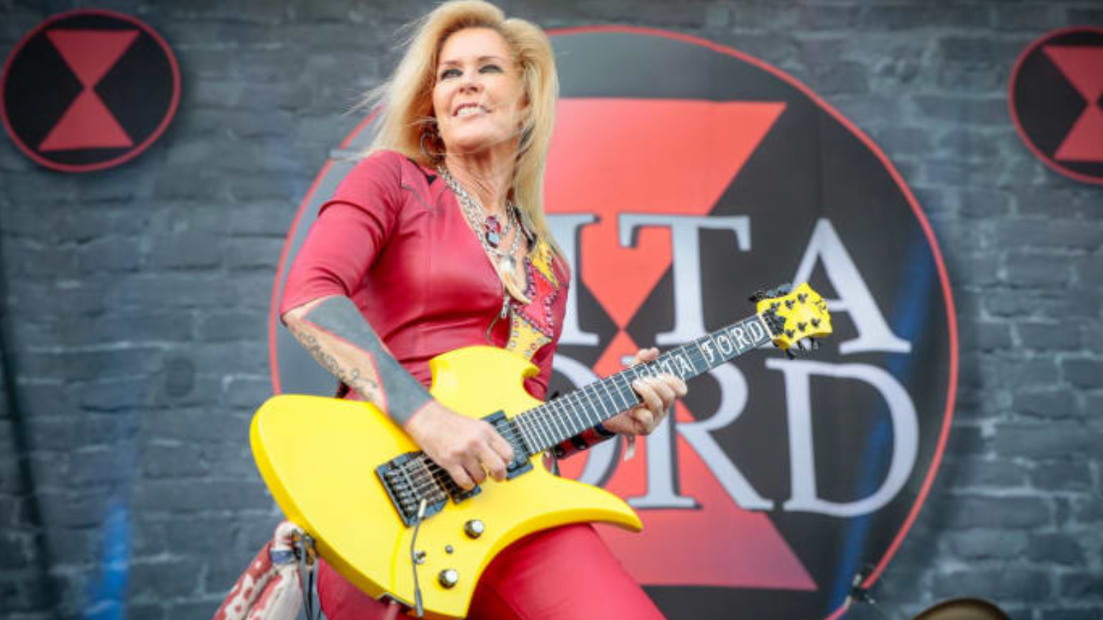 'Soava como Deus': Lita Ford 'nunca se afastou' desta guitarra, apesar ...